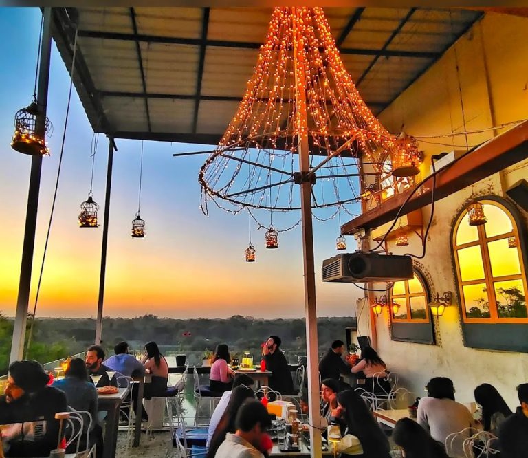 Hauz Khas Hangouts: Best Spots to Chill with Friends